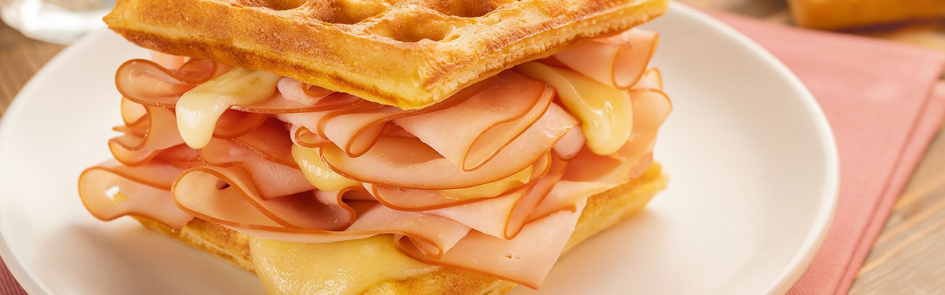 Sadia - Sanduíche de Waffle com Peito de Peru e Queijo Sadia