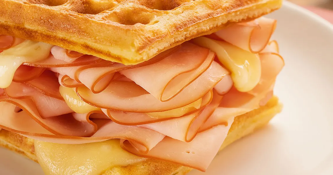 Sadia - Sanduíche de Waffle com Peito de Peru e Queijo Sadia